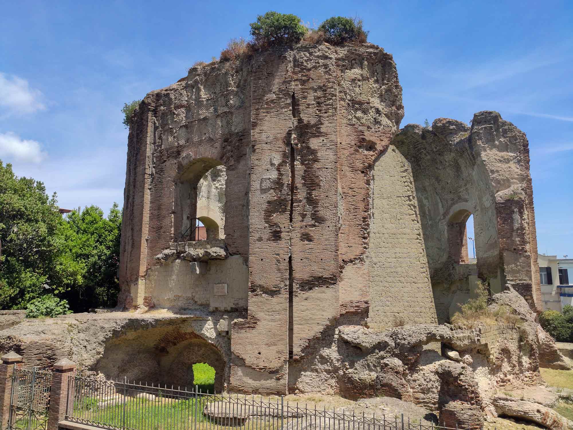 Baiae (Italy) |Archaeological Roman thermal baths |many pics