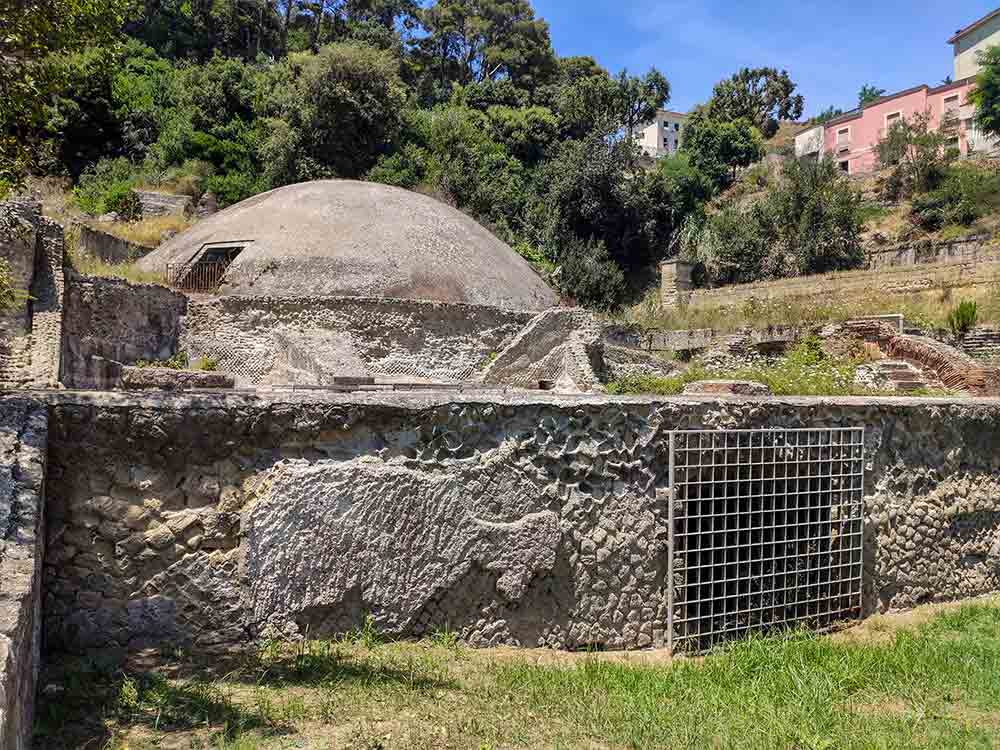 Baiae (Italy) |Archaeological Roman thermal baths |many pics